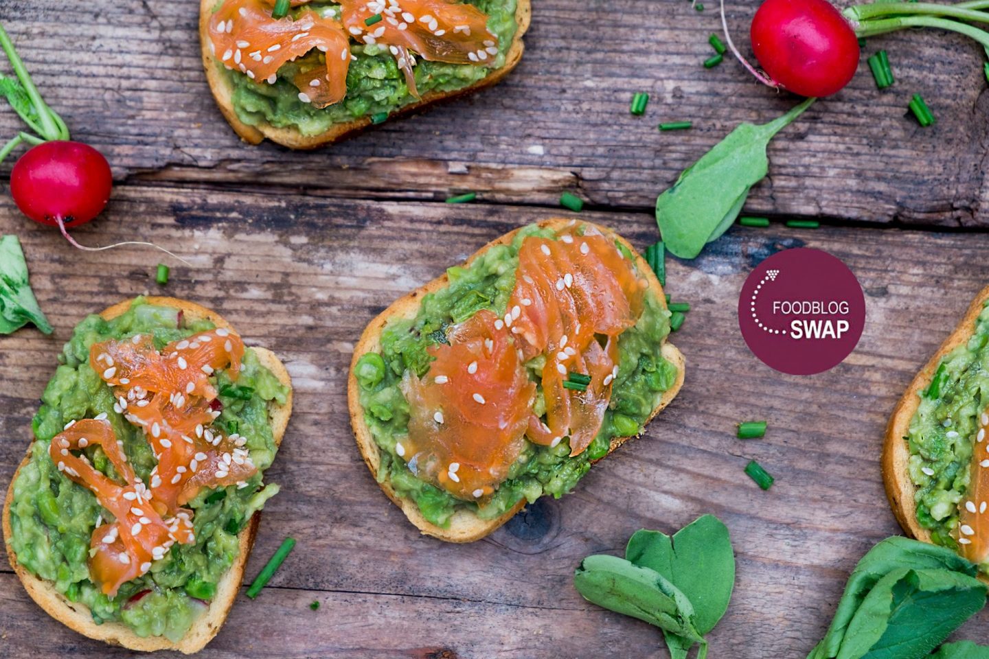 Toast met Avocado, gedroogde zalm en radijzen - Foodblogswap – ElsaRblog