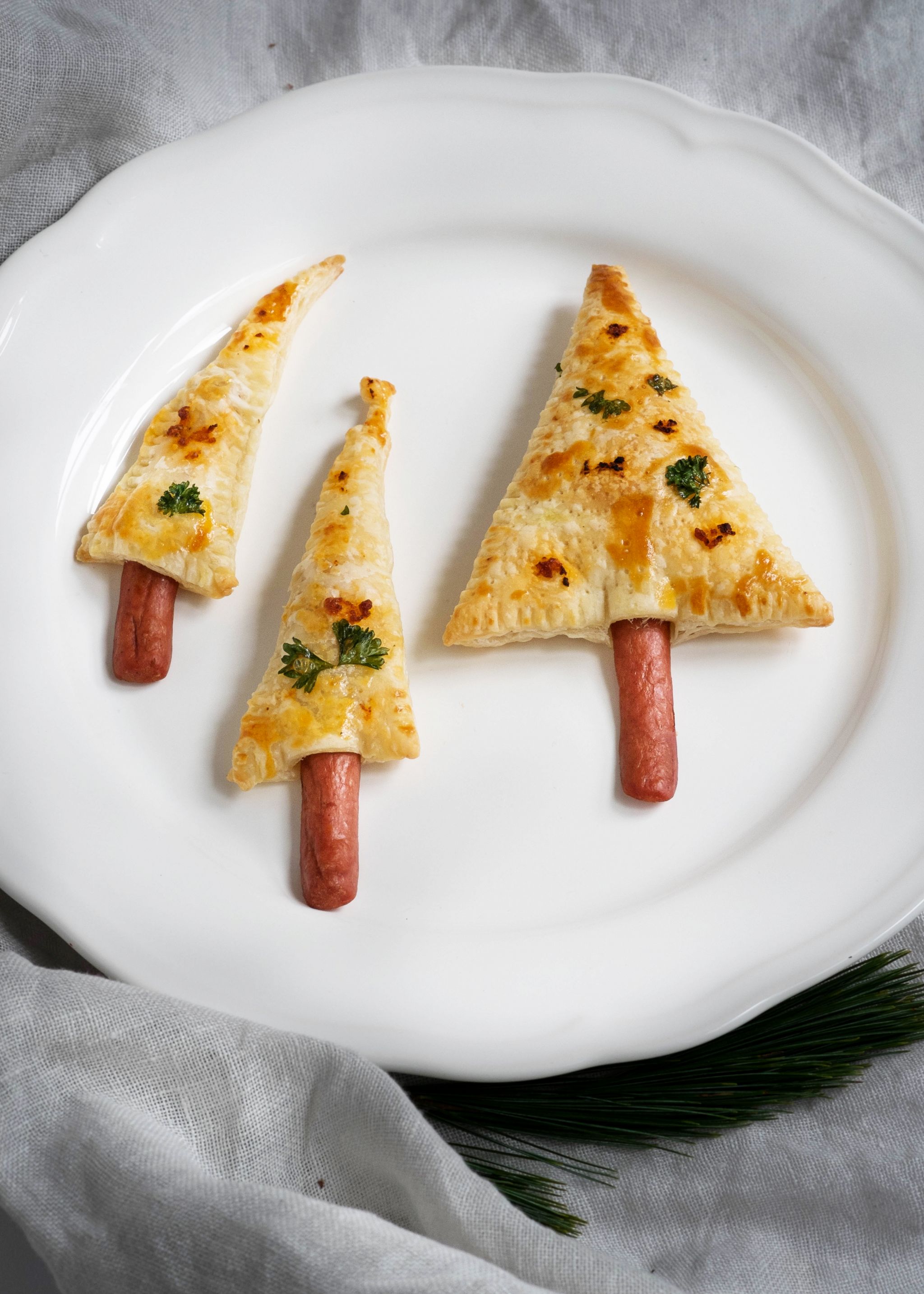 Kerstboompjes van bladerdeeg met knakworst - Hartige hapjes – ElsaRblog